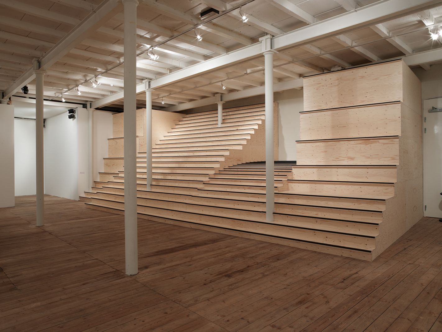 Jesper Rasmussen skildrer mennesket gennem rum, scenografier og ...