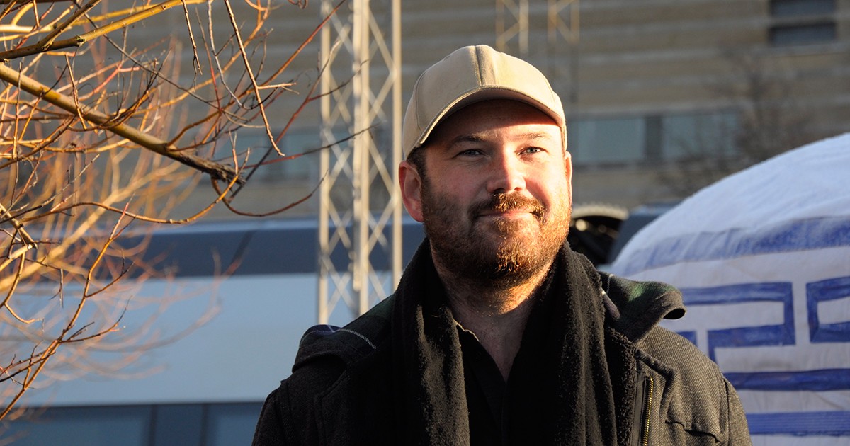 Digteren Mads Mygind samler inspiration, når han går rundt i Aarhus ...